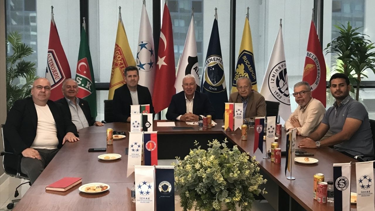 Samsunspor Teknik Direktörü Hüseyin Eroğlu, İZVAK'ı ziyaret etti - Çay ... Samsunspor Teknik Direktörü Hüseyin Eroğlu, İZVAK'ı ziyaret etti - Çay ...